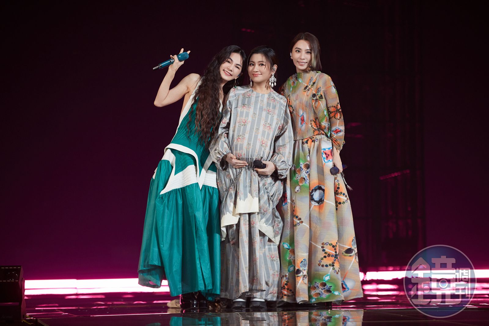 S.H.E睽違4年再度合體 Selina挺8月孕肚唱到落淚 - 鏡週刊 Mirror Media