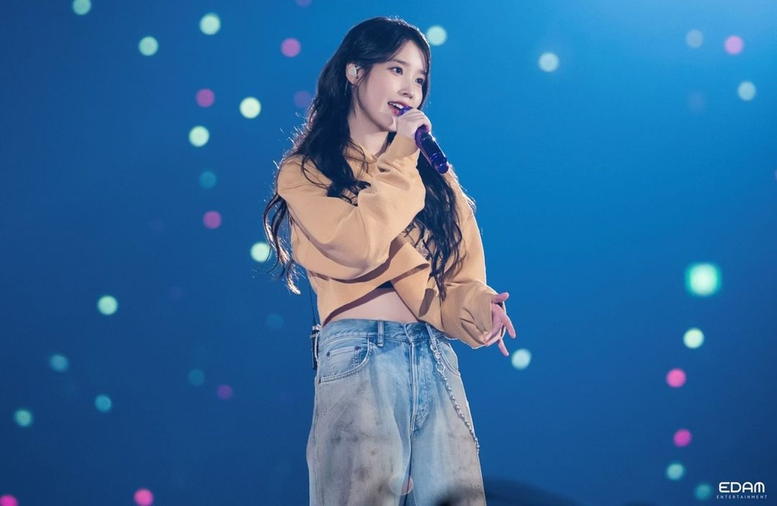 粉絲沒愛錯人！IU演唱會連說超過2分鐘中文 還回送小禮物 - 鏡週刊 Mirror Media