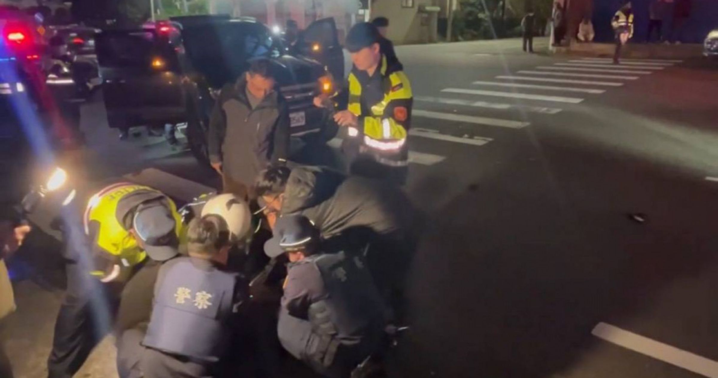 「我是唯一有肉體的神」猛男界Rain路邊雙刀亂砍...昨出院移送地檢 口出狂言！警塑膠袋包椅憂便溺 - 鏡週刊 Mirror Media