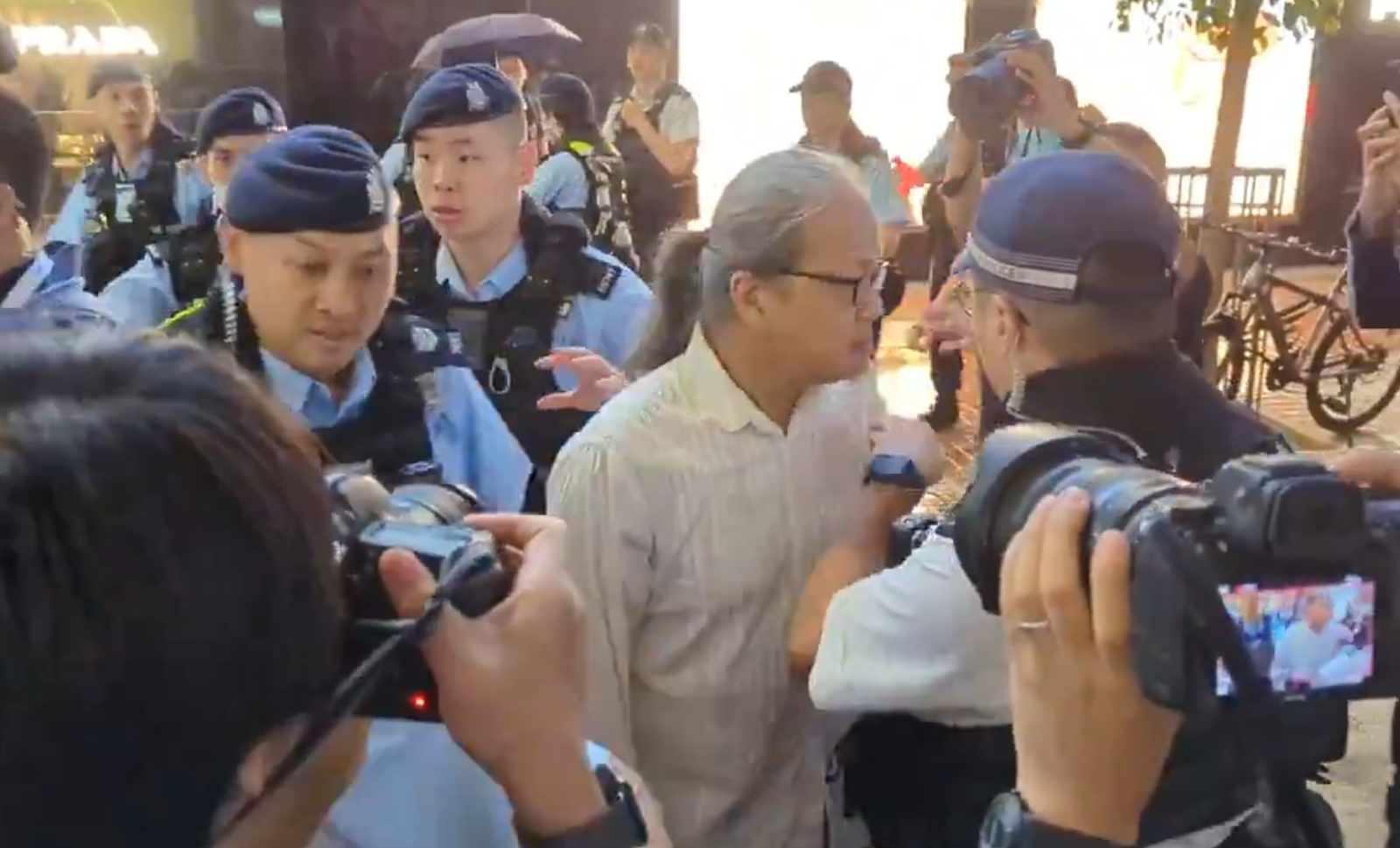 港藝術家手畫「8964」遭拘捕 六四也成香港禁語？特首李家超只說要守法 - 鏡週刊 Mirror Media