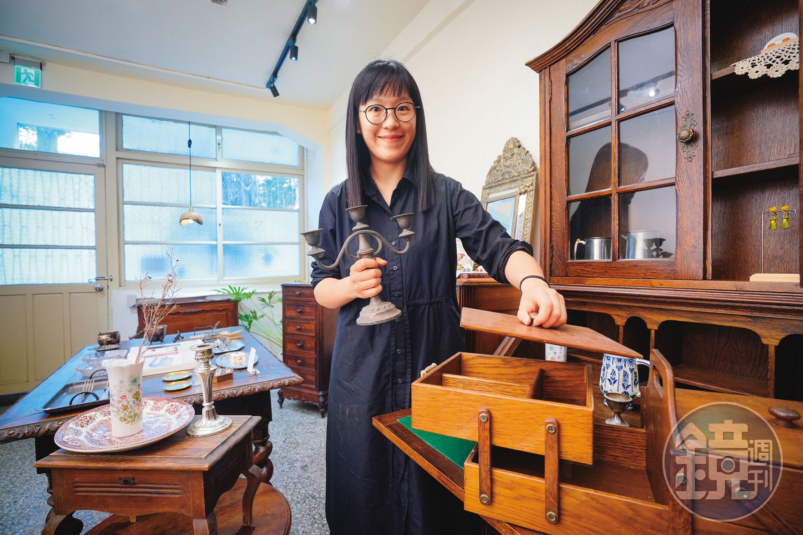 【生意經】熱愛收藏的她，將收藏視為戀人。然而生意難坐大，一場火災讓她開出實體店。週四專訪在家。 – 鏡週刊 Mirror Media ...