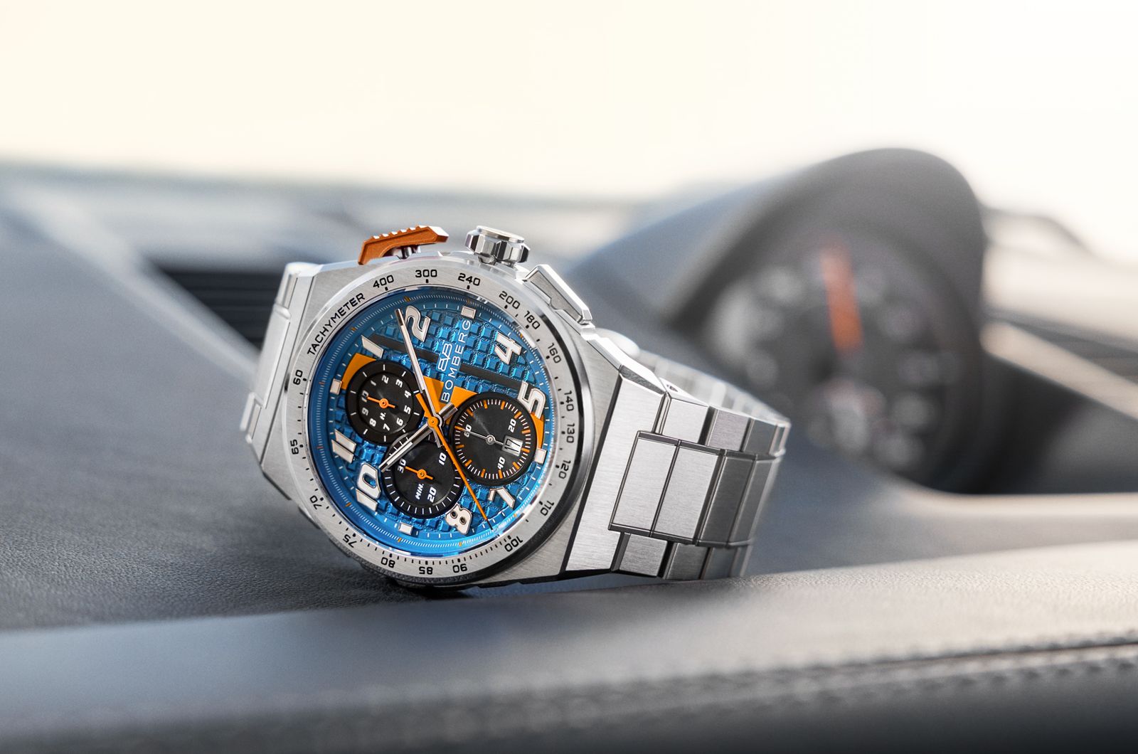 新錶2025／彎頂之前的精準時刻！BOMBERG APEX掀起賽道共鳴